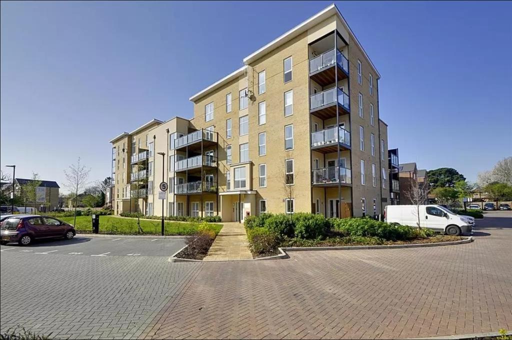 Fairlands Court, Hunting Place... 2 bed flat - £1,495 pcm (£345 pw)