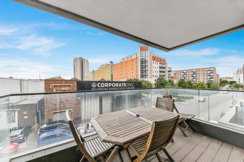 Connaught Heights, Waterside Park... 2 bed apartment - £2,167 pcm (£500 pw)