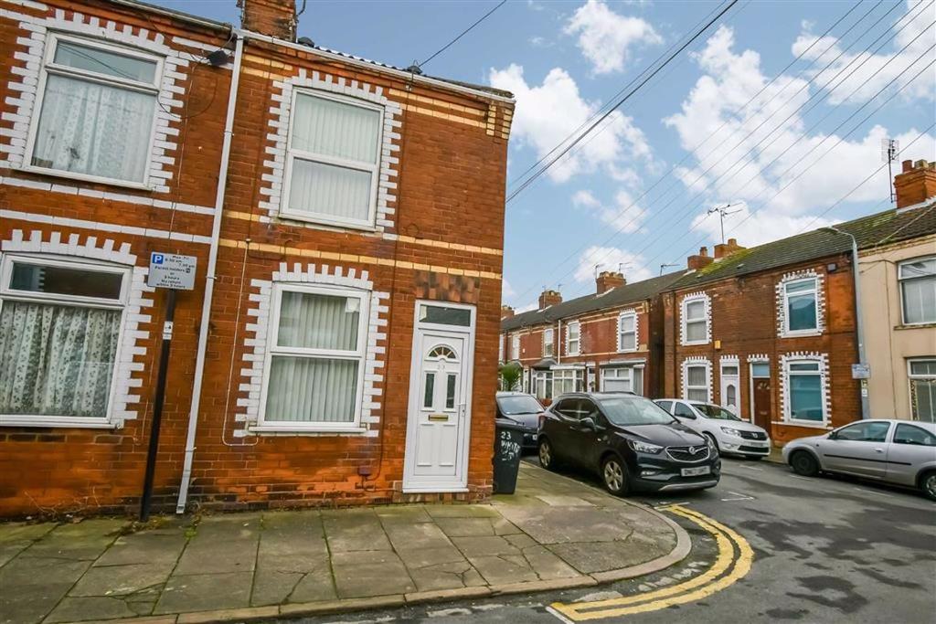 Whitby Street, Hull, HU8 2 bed end of terrace house - £65,000