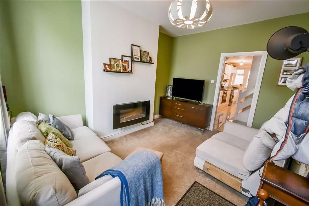 Whitby Street, Hull, HU8 2 bed end of terrace house - £65,000