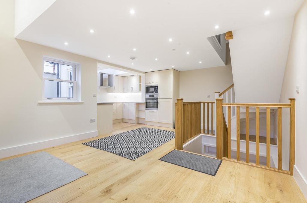 George Road, Guildford, GU1 2 bed semi-detached house - £385,000