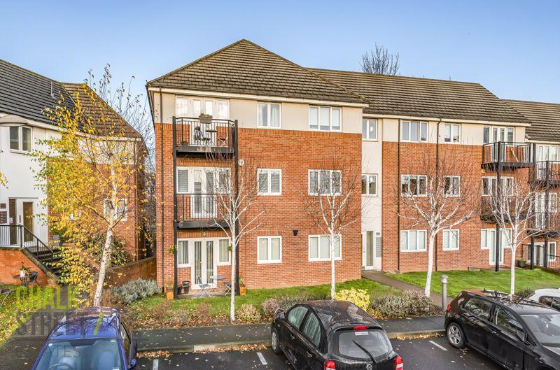 Ham Court, Thomas Drive, Gidea Park, RM2 2 bed apartment - £290,000