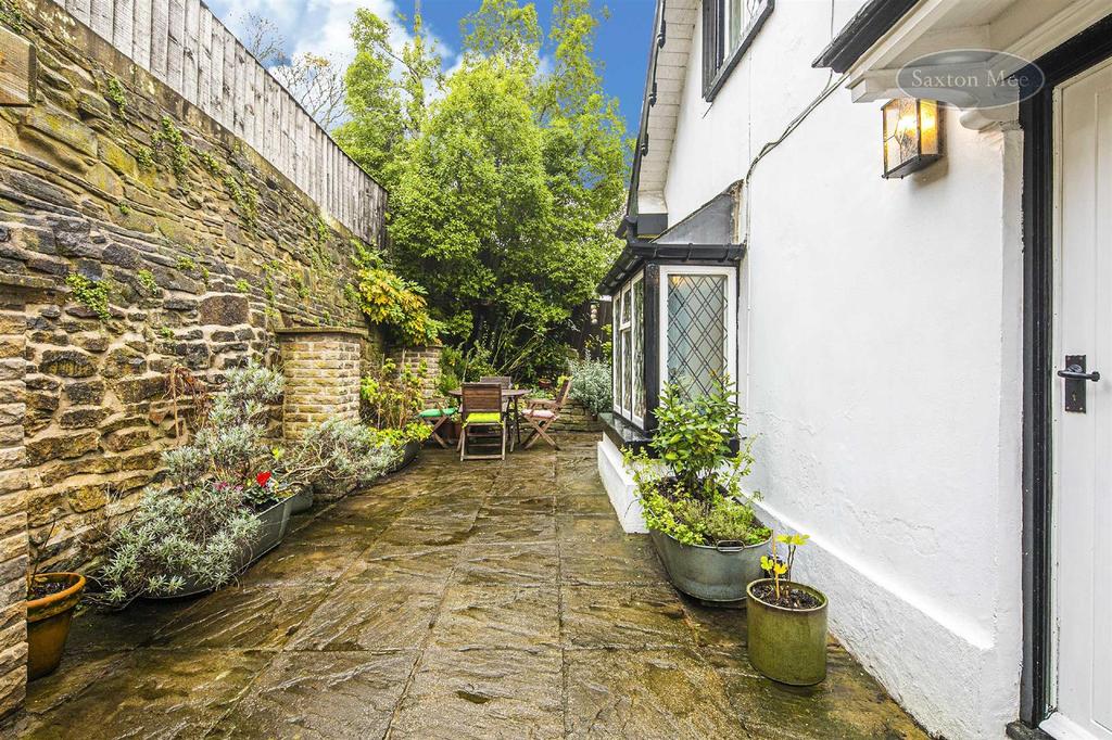 Endcliffe Crescent, Broomhill, Sheffield 2 bed detached house - £300,000