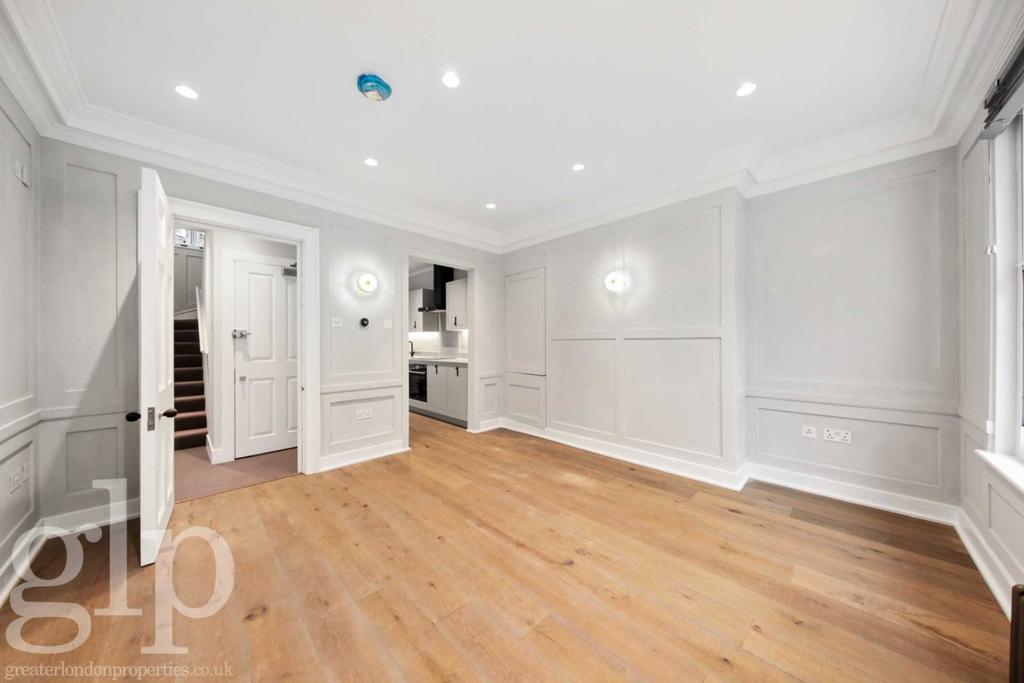 Monmouth Street, Covent Garden, WC2H 2 bed flat - £3,878 pcm (£895 pw)