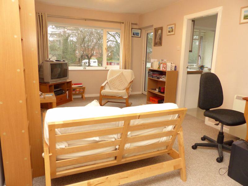 Boldmere Road, Sutton Coldfield B73 5EY 2 bed apartment - £142,500