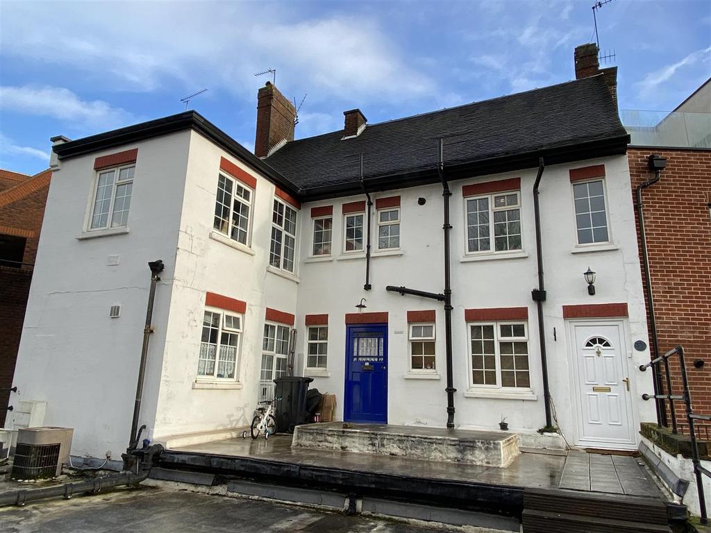 Salisbury Square, Old Hatfield 2 bed maisonette - £950 pcm (£219 pw)