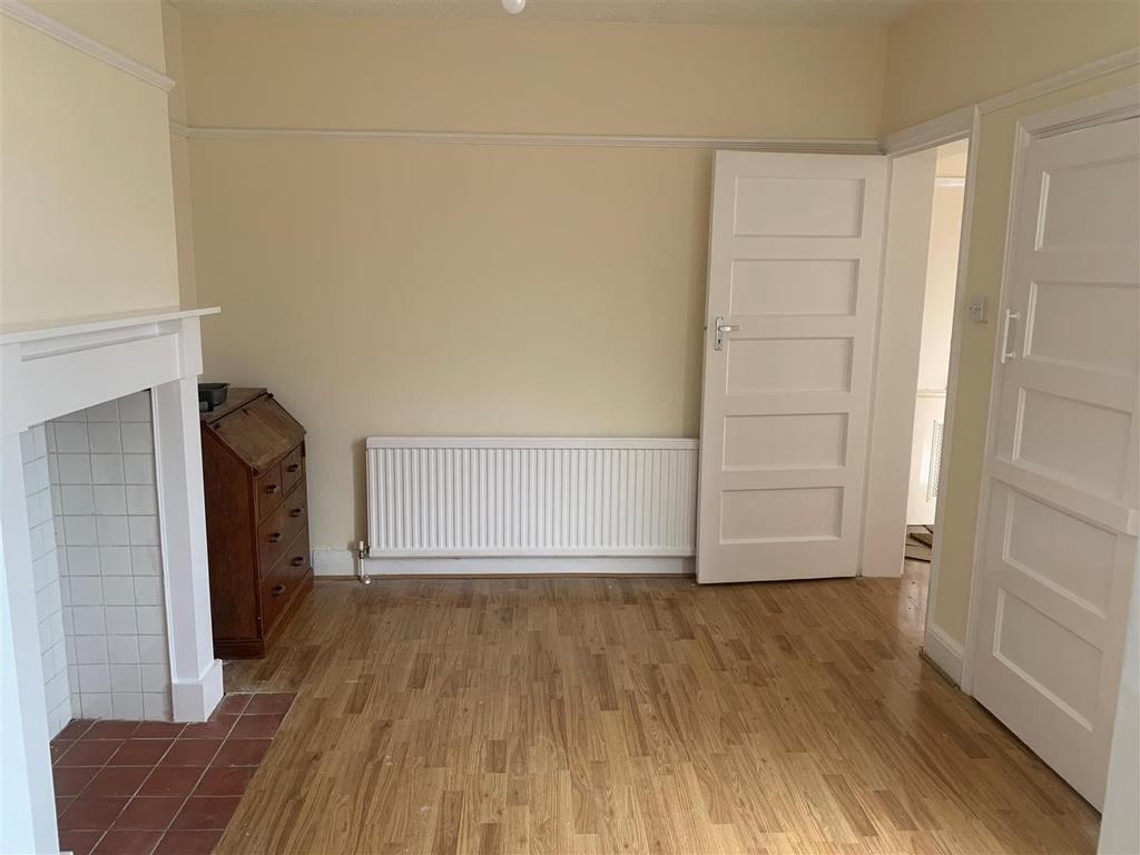 Salisbury Square, Old Hatfield 2 bed maisonette - £950 pcm (£219 pw)