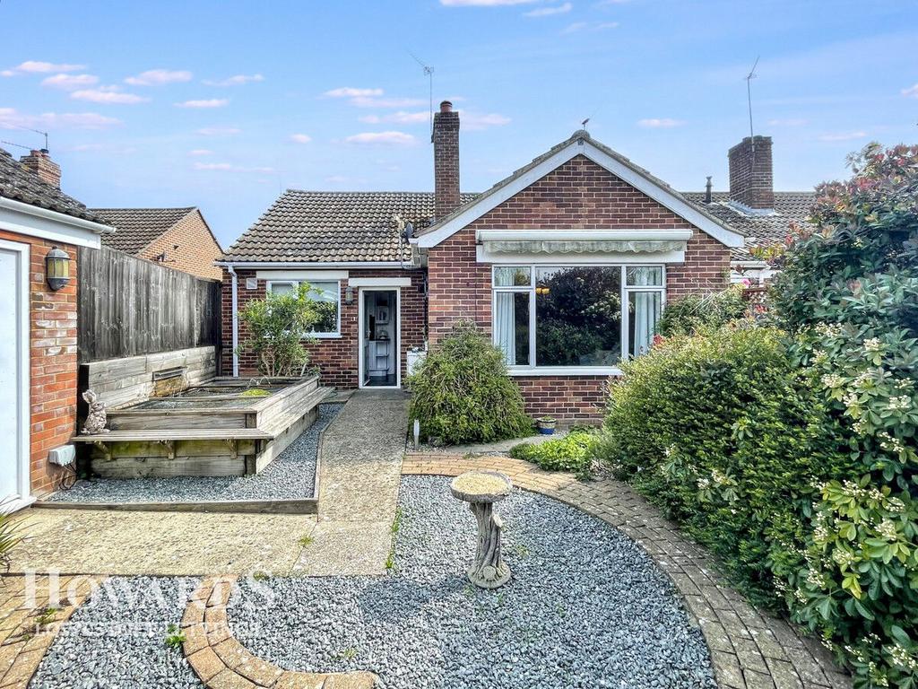 Dixon Drive, Lowestoft 2 bed semi-detached bungalow - £875 pcm (£202 pw)