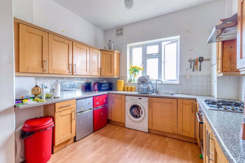 Beaconsfield Road, London, N11 3AB 2 bed flat - £315,000