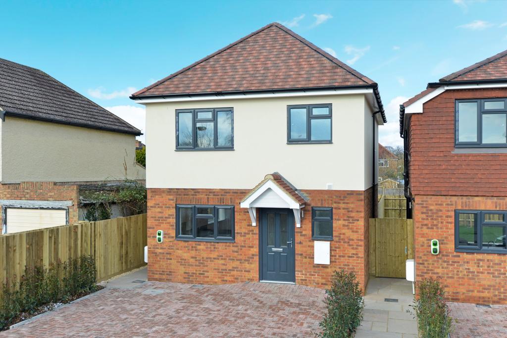 Farncombe, Godalming, Surrey, GU7 3 bed detached house - £525,000