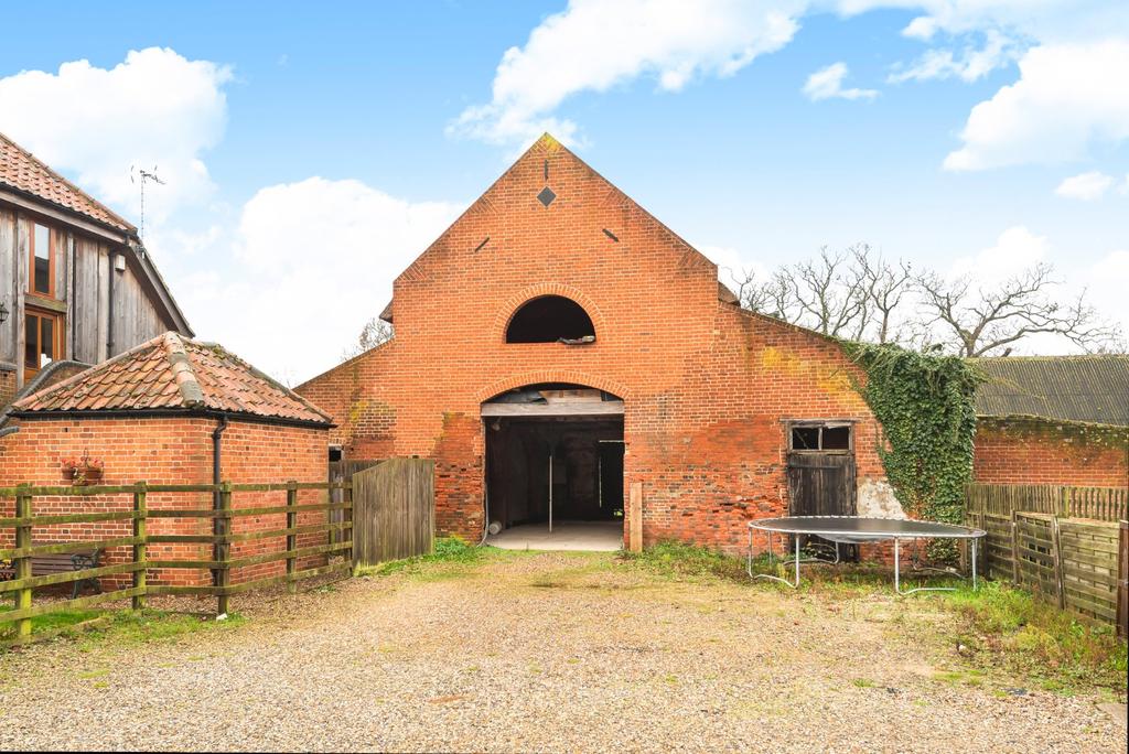 Manor Farm Barns, The Green... 4 bed barn conversion - £195,000