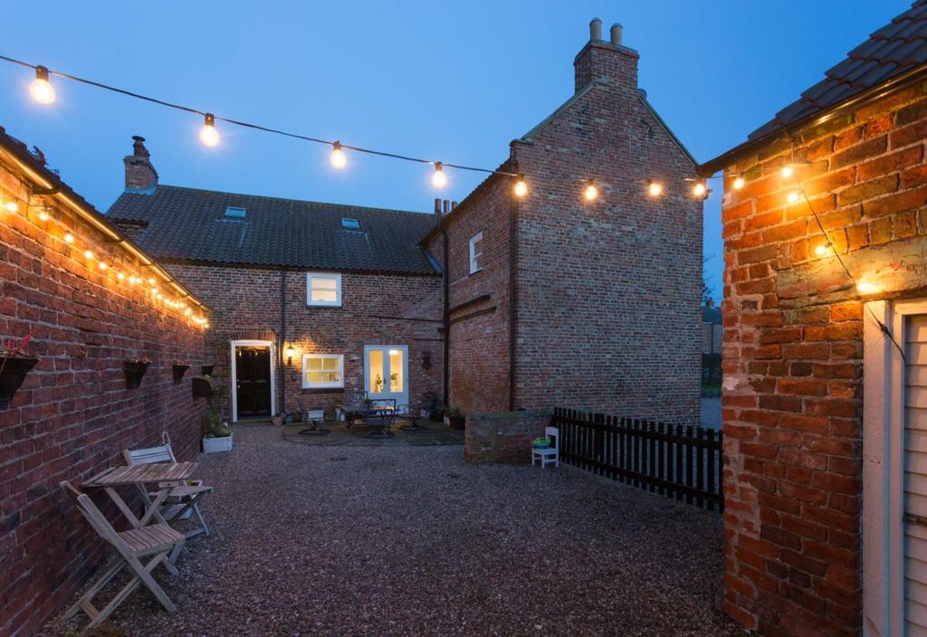Frog Hall Farm, Breighton, 4 bed detached house - £695,000