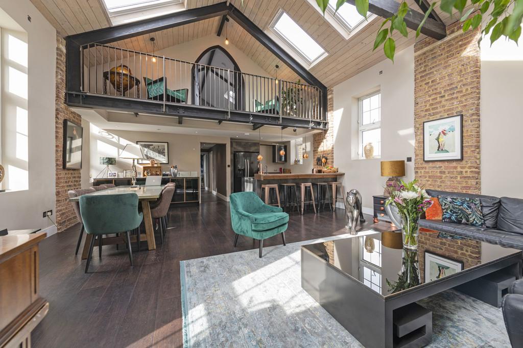 Haydon Way, SW11 3 bed penthouse - £3,500 pcm (£808 pw)