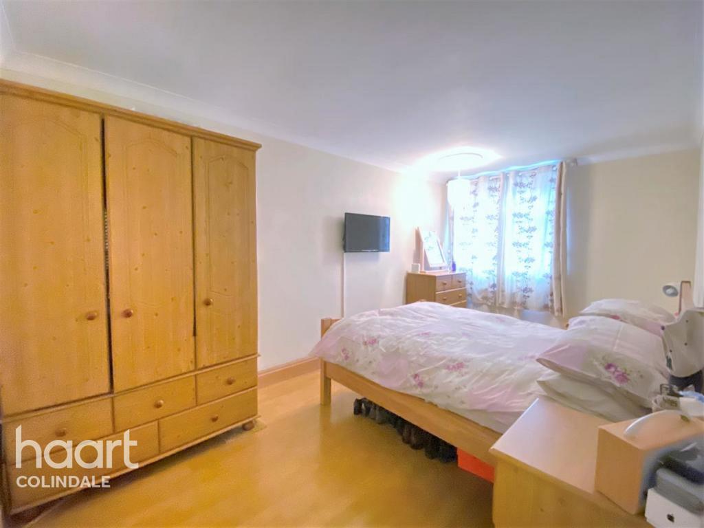 Lower Strand, NW9 3 bed end of terrace house - £400,000