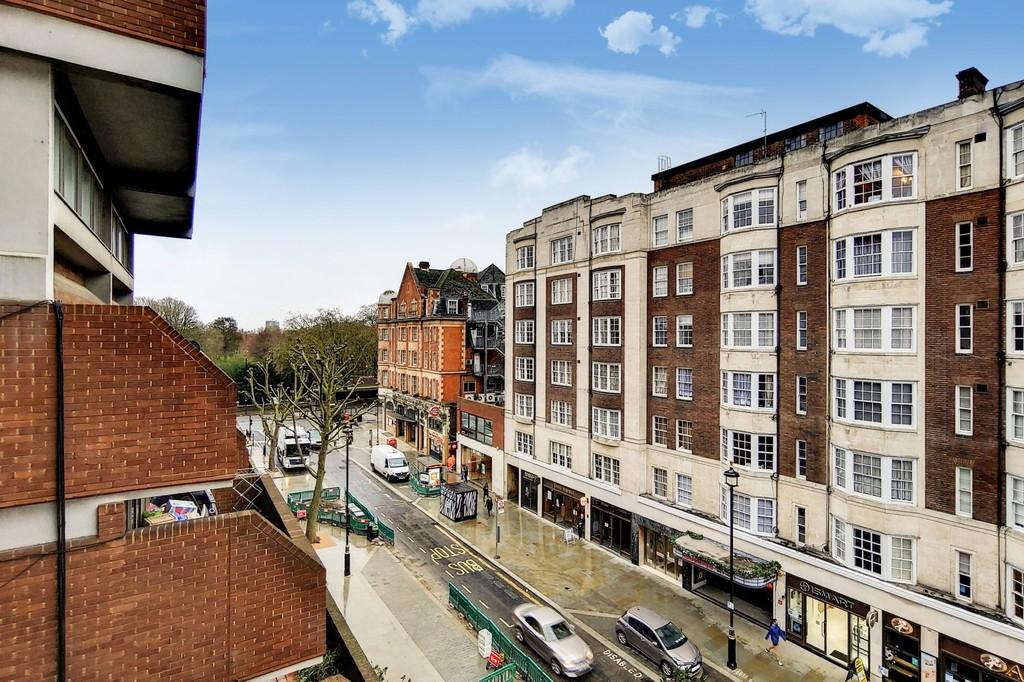 Consort House, 26 Queensway... 2 bed flat - £1,733 pcm (£400 pw)