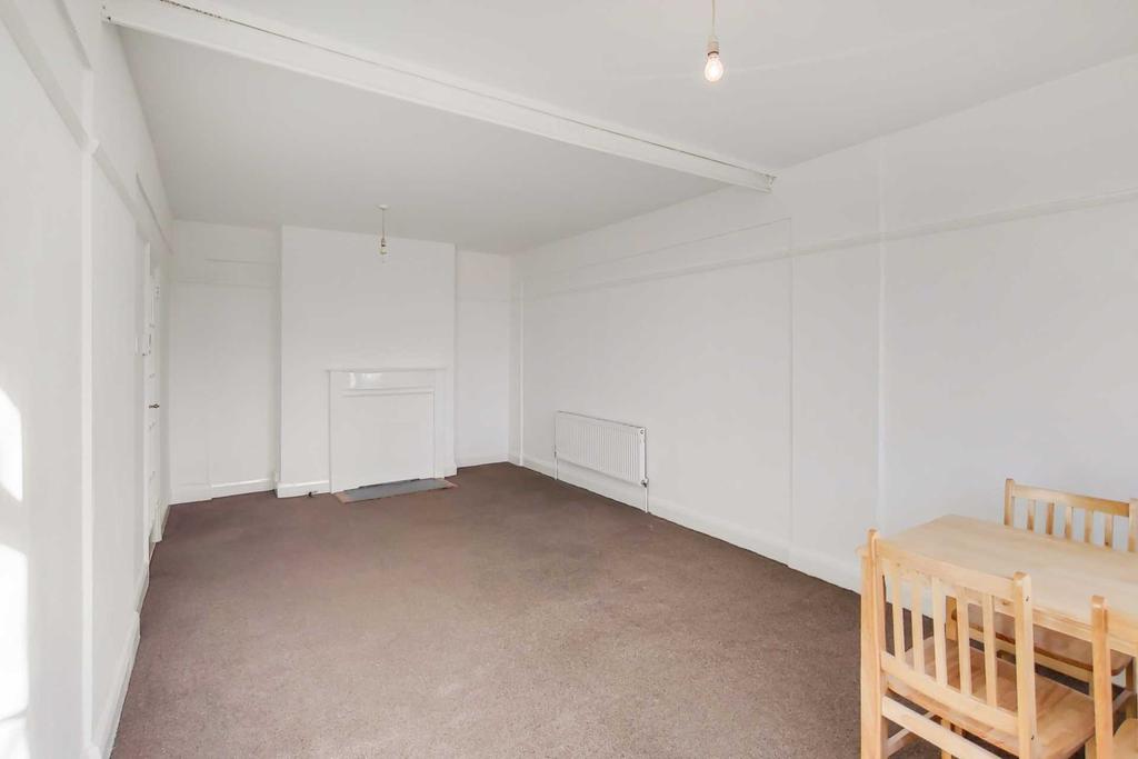 Moira Court, Tooting Bec, SW17 1 bed flat - £1,196 pcm (£276 pw)