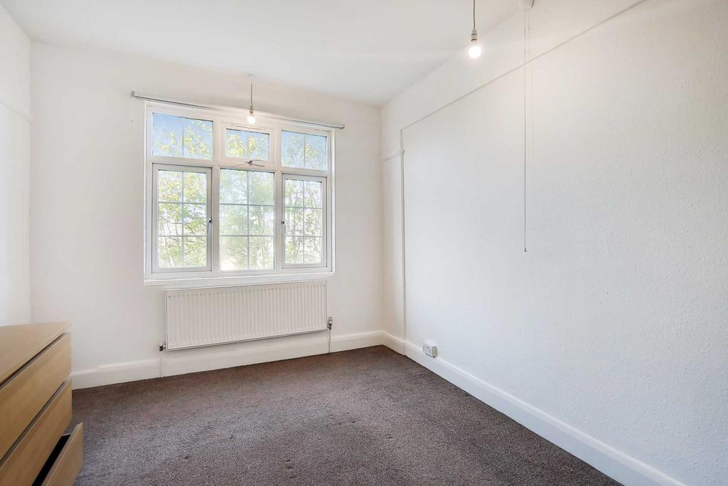 Moira Court, Tooting Bec, SW17 1 bed flat - £1,196 pcm (£276 pw)