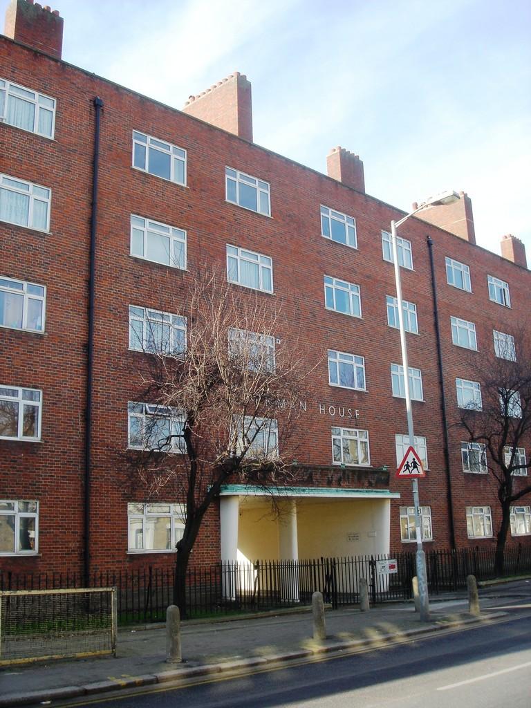 Denman House, Lordship Terrace... Studio - £850 pcm (£196 pw)