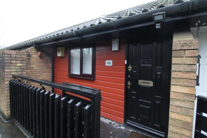 Bartlow Side, Felmores, Basildon... 2 bed maisonette - £875 pcm (£202 pw)