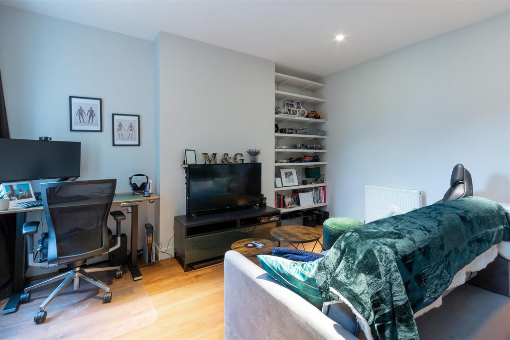 Glengall Road, London 1 bed property - £1,725 pcm (£398 pw)