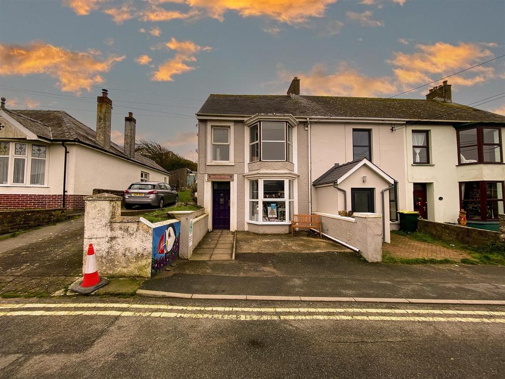 10 Marine Road, Broad Haven, SA62 3JR 3 bed flat - £230,000