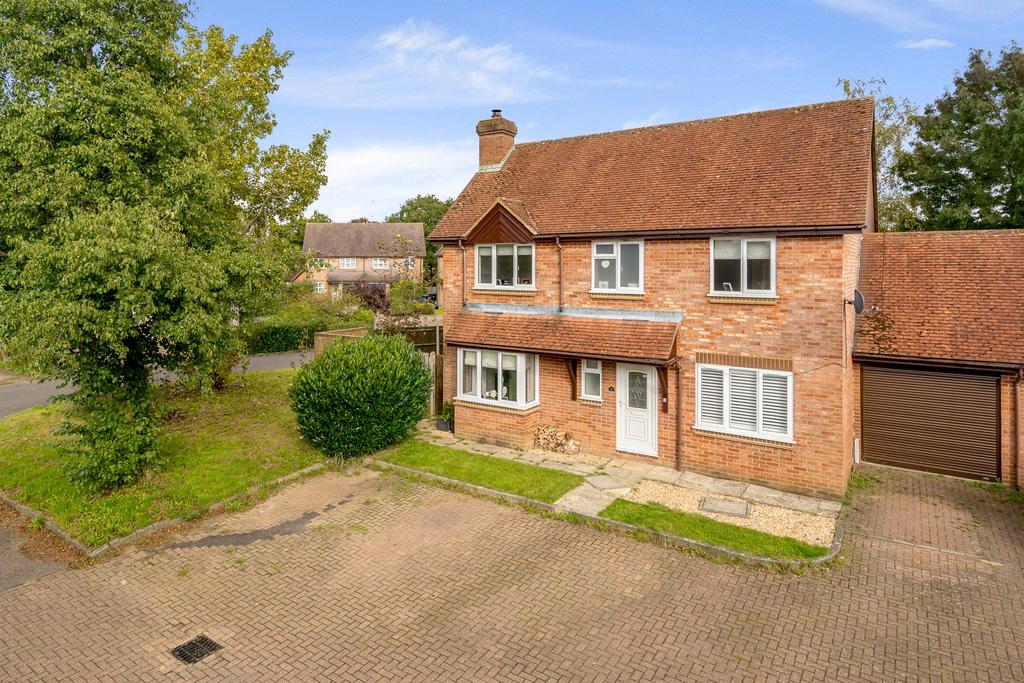 Field Walk, Smallfield, Horley, RH6 4 bed detached house - £550,000