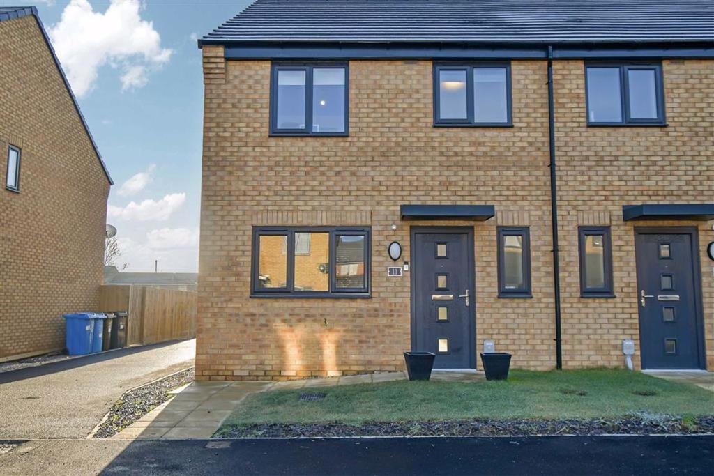 Gypsy Moth Lane, Kingswood, HULL, HU7 3 bed semi-detached house - £165,000