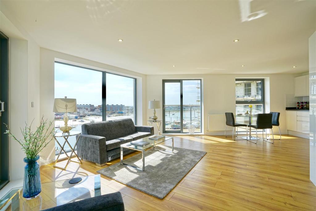 Mariner Point, Shoreham-By-Sea 2 bed flat - £450,000