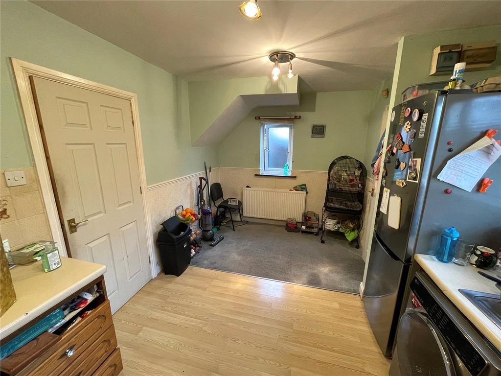 Spring Hall Court, Pellon, Halifax, HX1 3 bed end of terrace house - £ ...