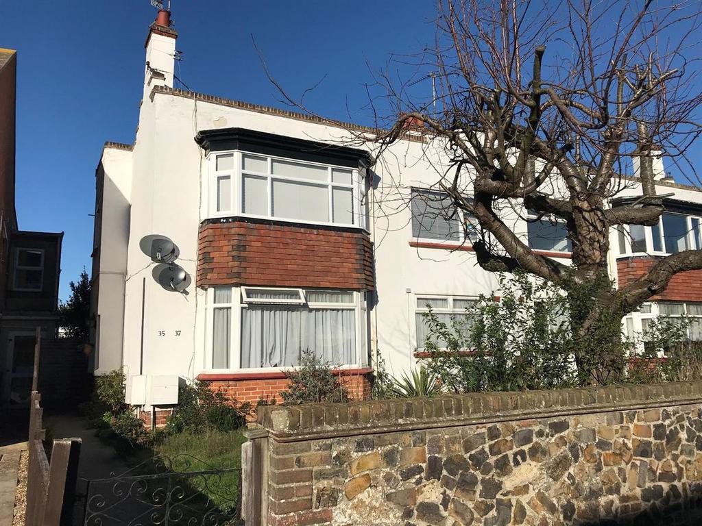 Church Road, Clacton-on-Sea 2 bed apartment - £120,000