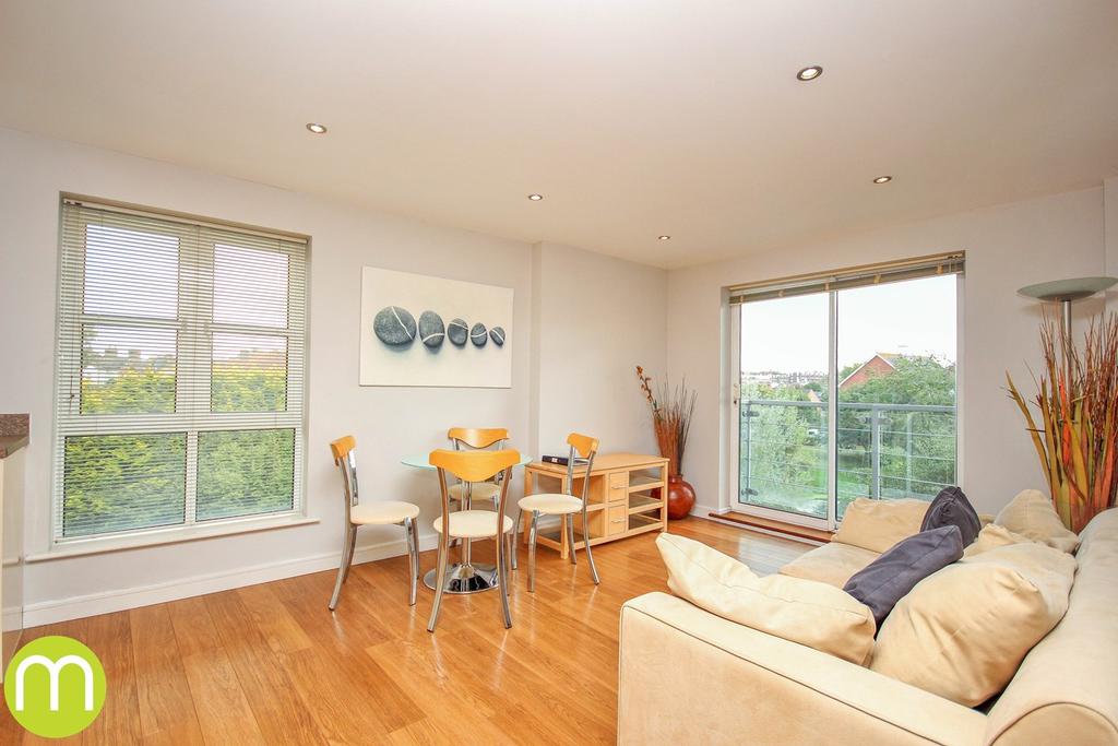 Rotary Way, Colchester, CO3 2 bed apartment - £170,000