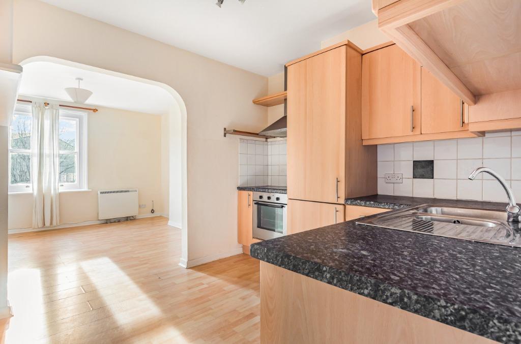 Station Road, Liphook 2 bed apartment - £145,000