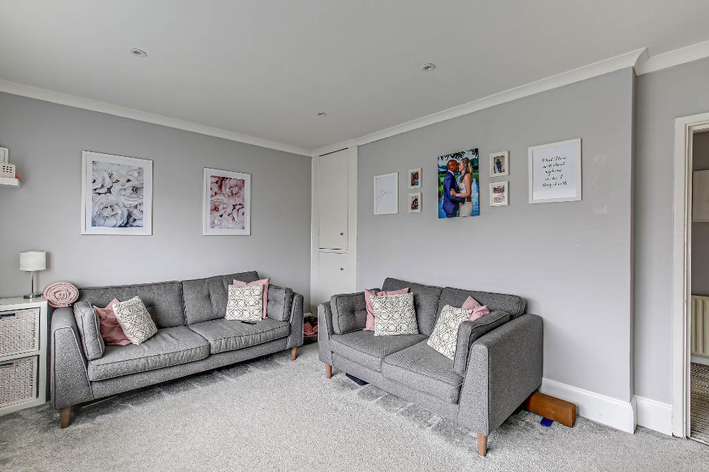Tithepit Shaw Lane, Warlingham... 2 bed maisonette - £290,000
