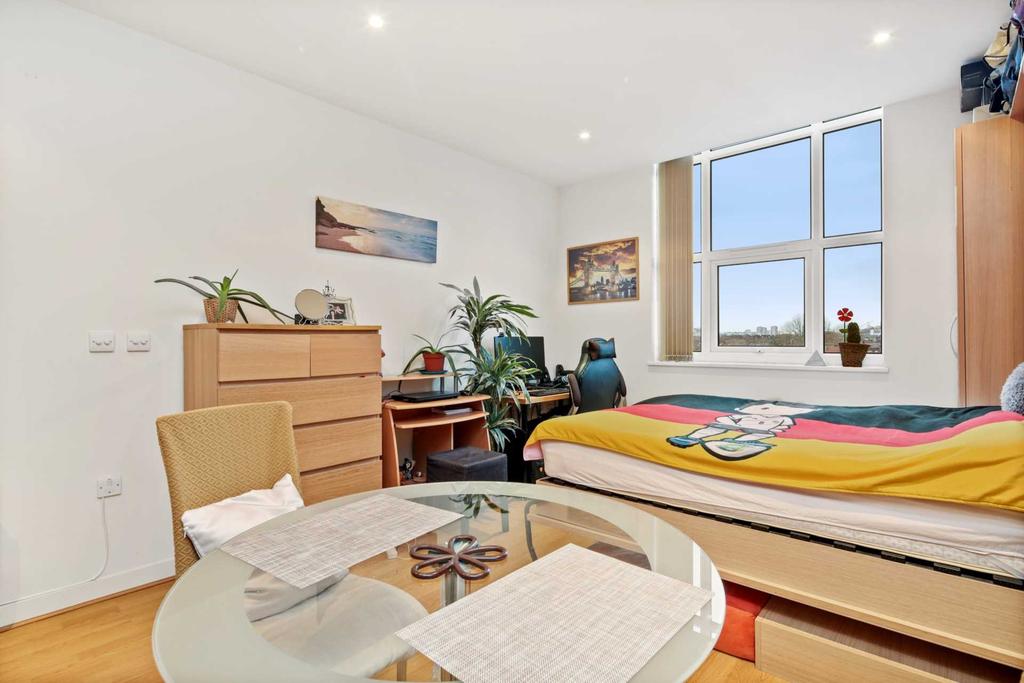 Bromyard House, Acton W3 7BN Studio - £893 pcm (£206 pw)