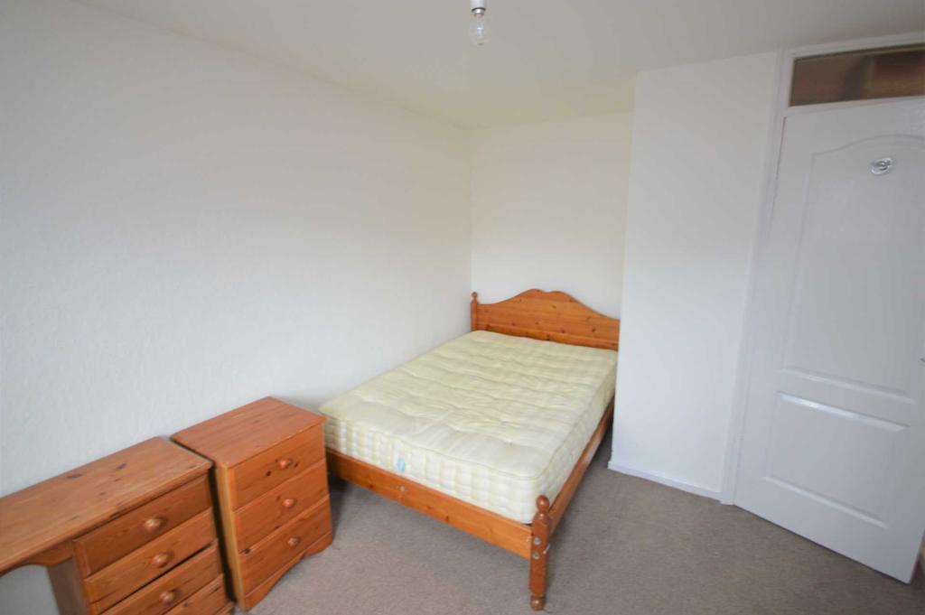 Chicksand House, Chicksand Street... 3 bed flat - £1,950 pcm (£450 pw)