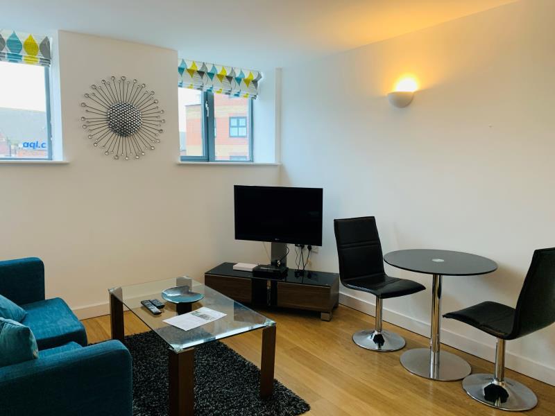 WATERLOO COURT, 17 HUNSELT ROAD.... 1 bed apartment - £695 pcm (£160 pw)