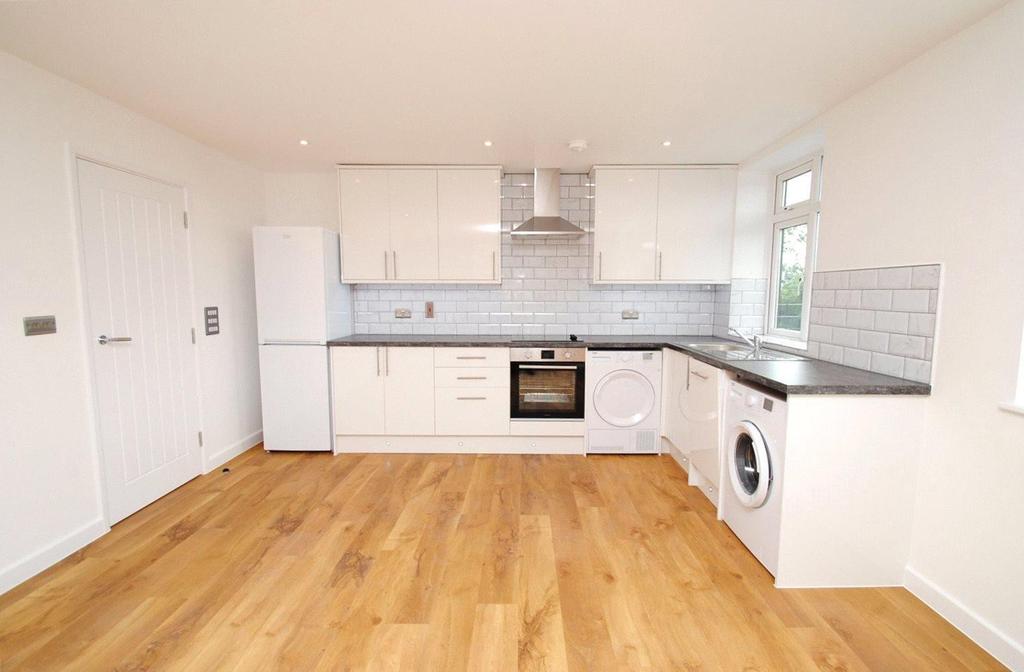 Lichfield Terrace, Upminster, RM14 2 bed flat - £1,250 pcm (£288 pw)