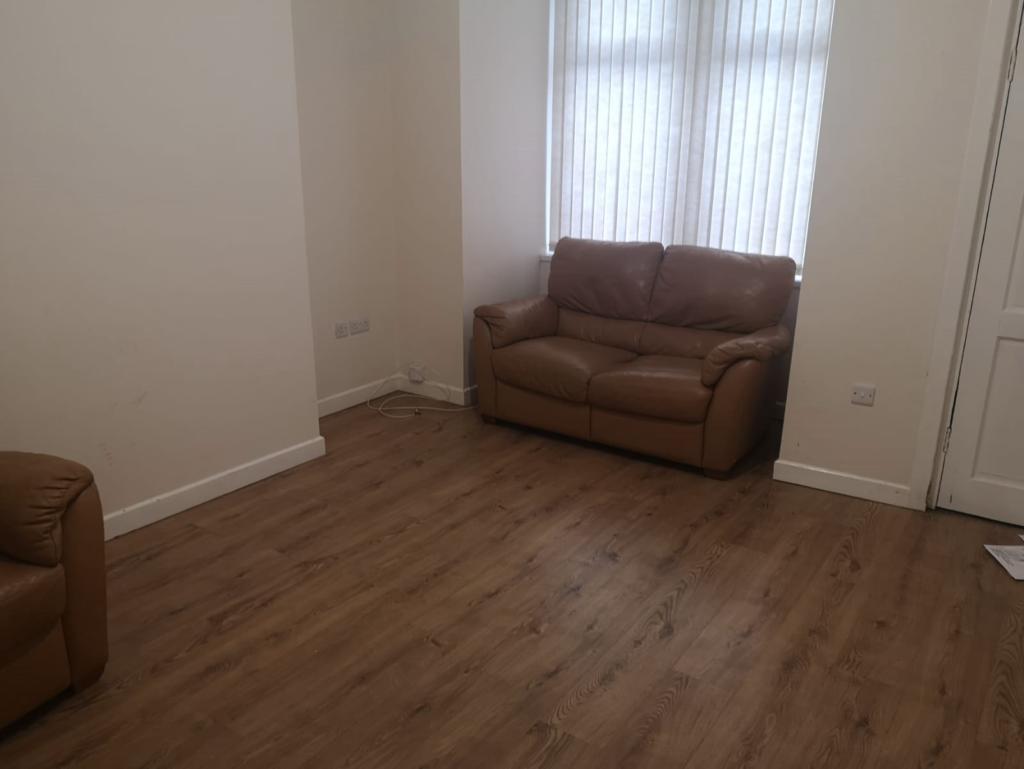 18 Bellbrooke Place Harehills, Leeds 4 bed house - £900 pcm (£208 pw)