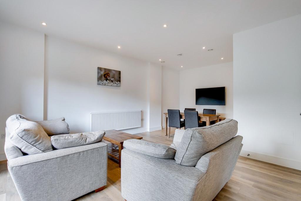 Surbiton Crescent, Surbiton 2 bed apartment - £400,000