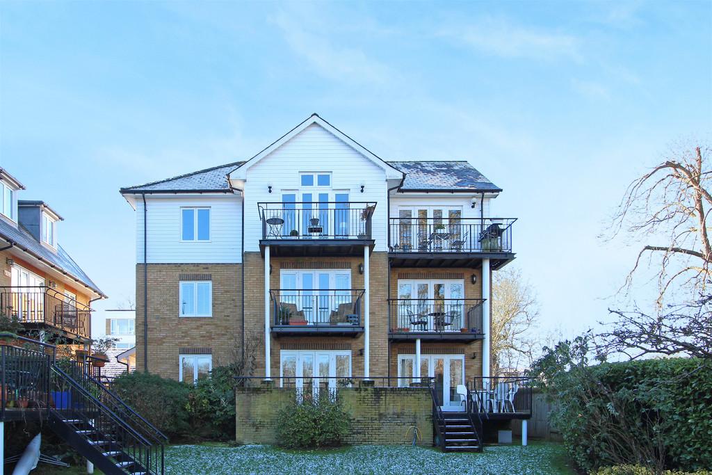 Manor Road, Teddington 2 bed apartment - £1,895 pcm (£437 pw)