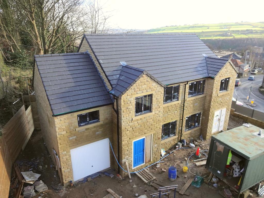 6 Holly Drive, Sowerby Bridge HX6 2FQ 4 bed semi-detached house - £275,000