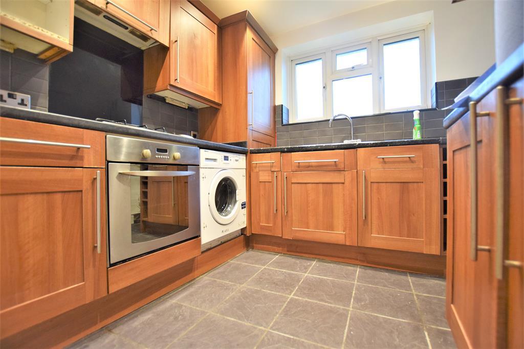 Griffin Avenue, Upminster, RM14 2 bed flat - £1,000 pcm (£231 pw)
