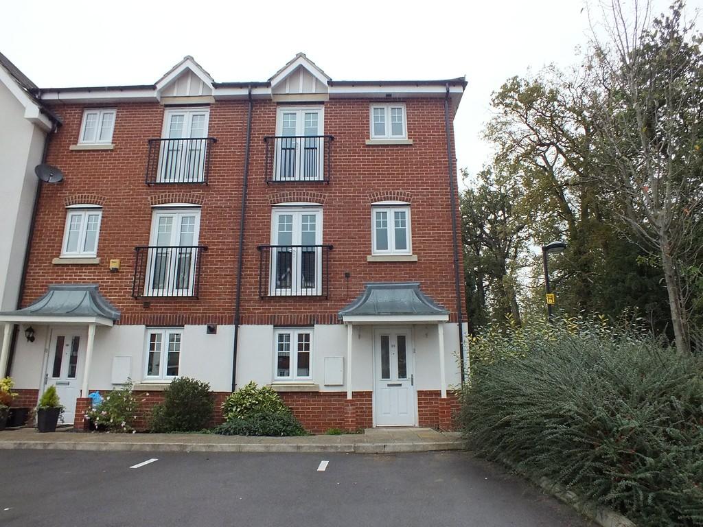 Perigee, Shinfield Park, Reading 5 bed townhouse - £1,650 pcm (£381 pw)