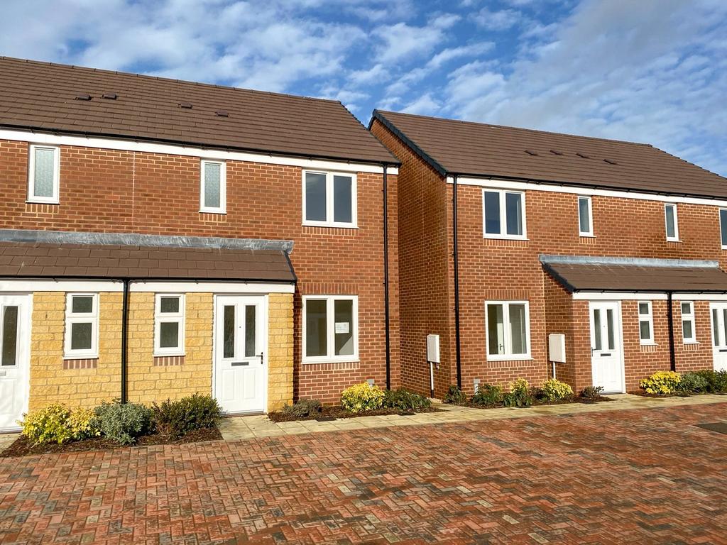 Alice Batt Road, Witney, OX29 3 bed semi-detached house - £1,200 pcm (£ ...