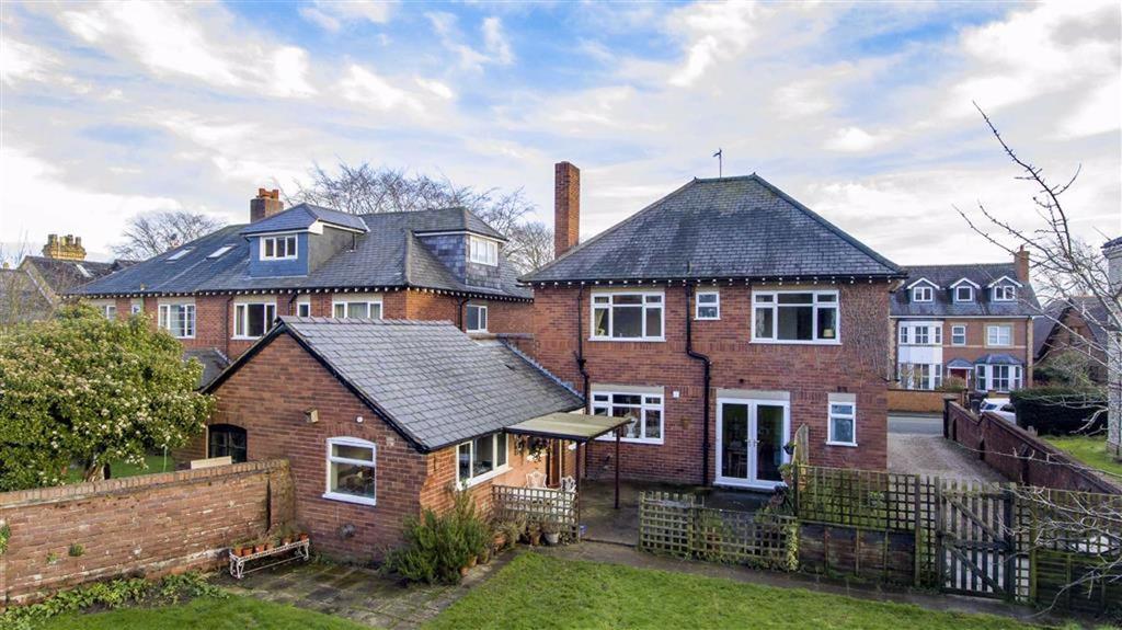 Queens Road, Oswestry 4 bed detached house - £445,000