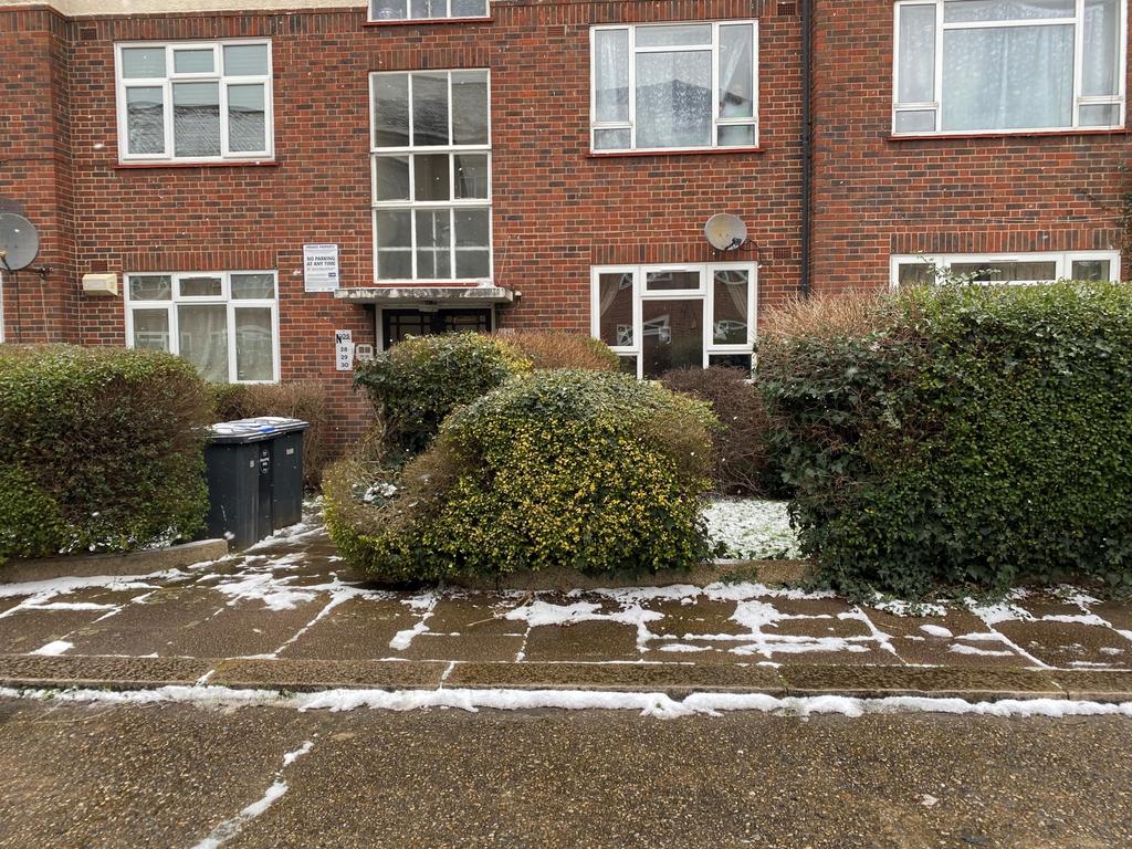 Rivington Court, Longstone Ave... 2 bed flat - £1,547 pcm (£357 pw)
