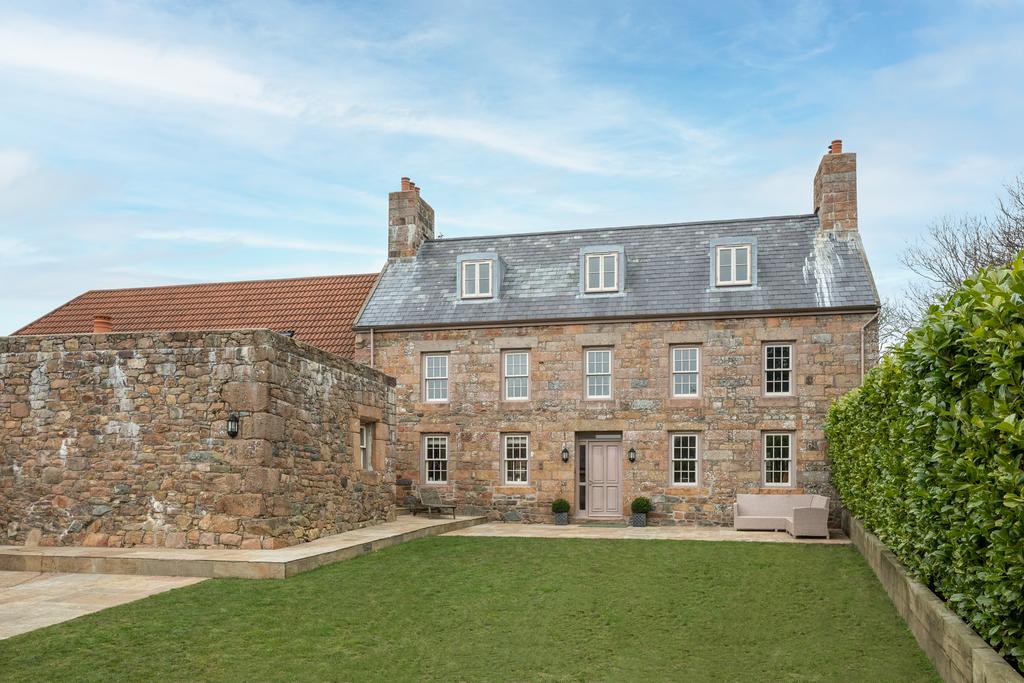 La Route De Maufant, St. Saviour, Jersey 5 bed semi-detached house - £ ...