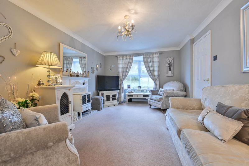 Kempton Park Court, Chippenham 4 bed detached house - £400,000