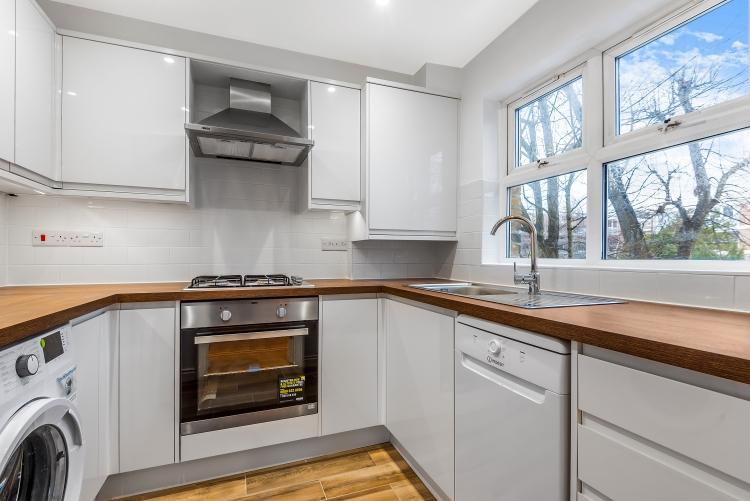 Clockhouse Place Putney SW15 2 bed flat - £1,650 pcm (£381 pw)
