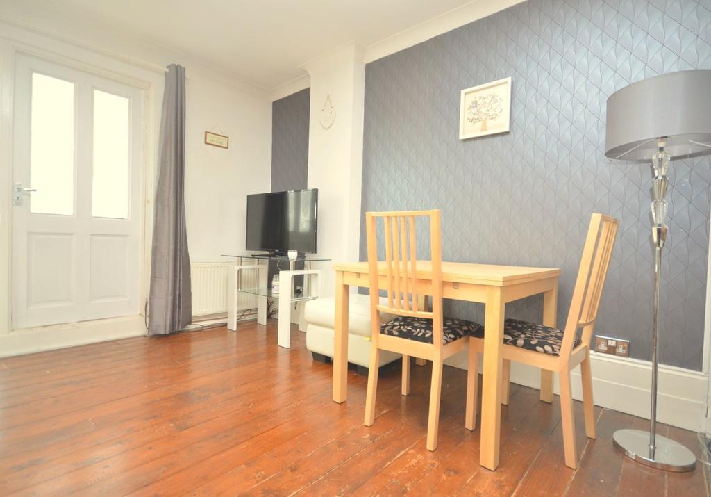 St Marys Lane, Upminster, RM14 2 bed flat - £1,150 pcm (£265 pw)